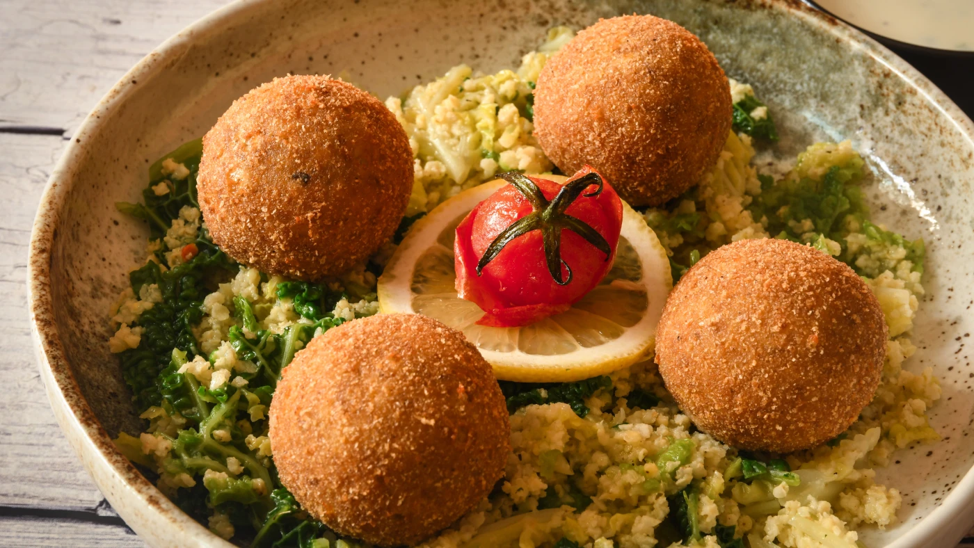 Okruglice od oslića i tune s prilogom od prosene kaše s keljom ...